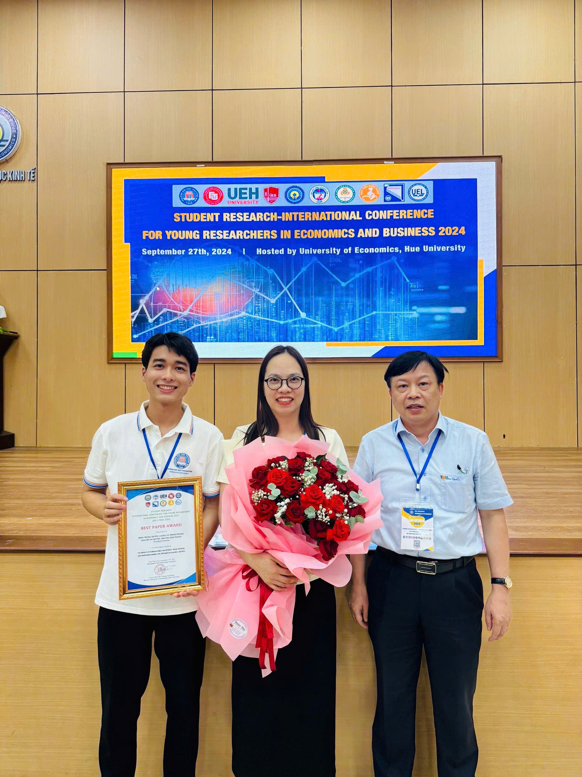 Sinh viên Khoa Kinh tế trình bày và đạt giải Best Paper tại Hội thảo ...