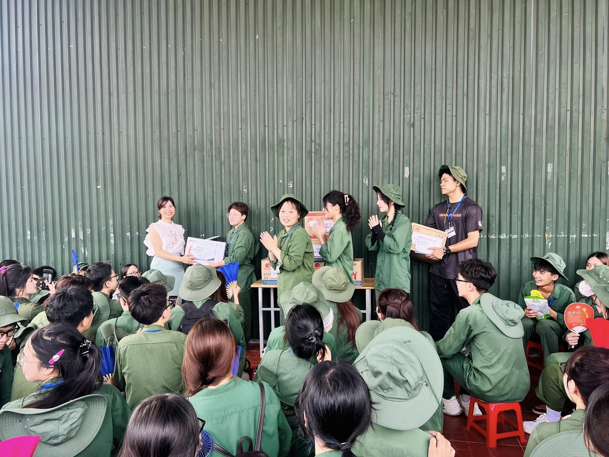 BAN CHỦ NHIỆM KHOA THĂM SINH VIÊN KHÓA 59 ĐANG HỌC GDQP TẠI XUÂN HÒA ...